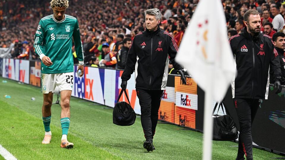 Hugo Ekitike injury news — Liverpool striker suffers leg injury in ...