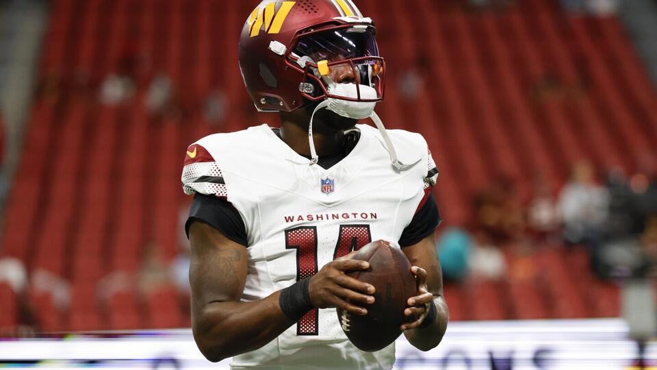 Josh Johnson replaces injured Marcus Mariota, promptly throws ...