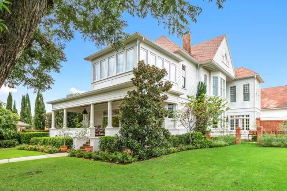 Inside Waco’s 1885 Dr Pepper House Turned Luxe Airbnb - NewsBreak