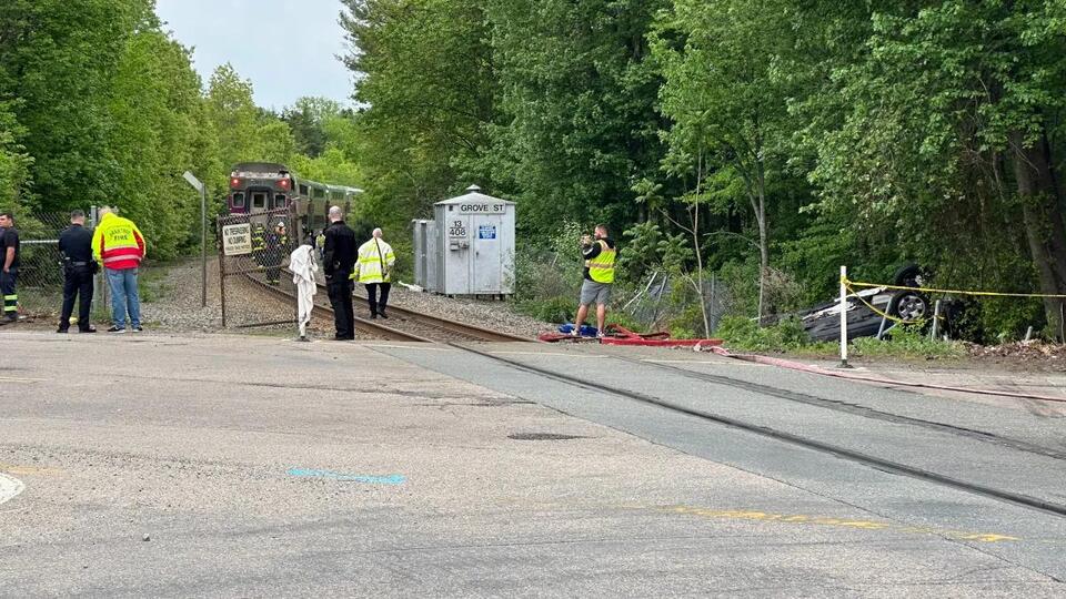 Man dead after Jeep collides with MBTA commuter train at Braintree rail ...