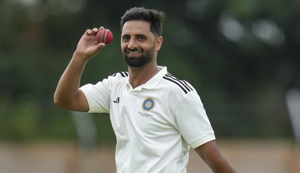 Who is Auqib Nabi Dar? J&K paceman bags Rs 8.4 crore IPL deal - NewsBreak