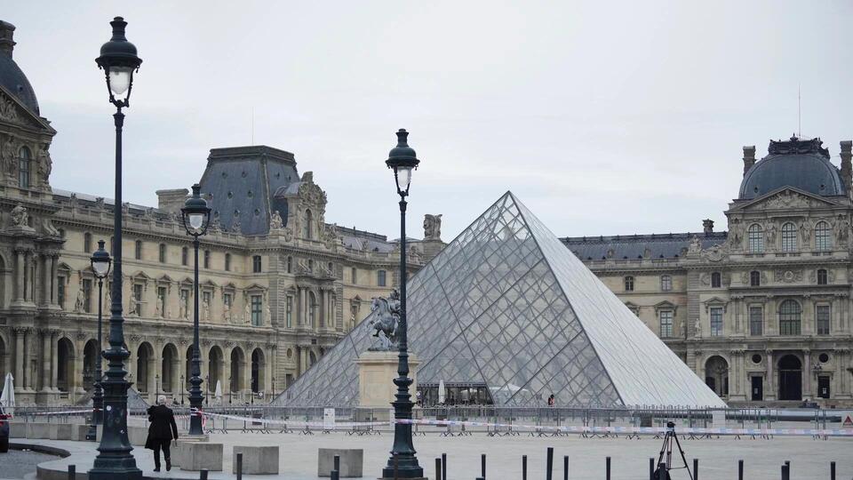 Arrests made in crown jewel heist at Paris' Louvre museum, prosecutor ...