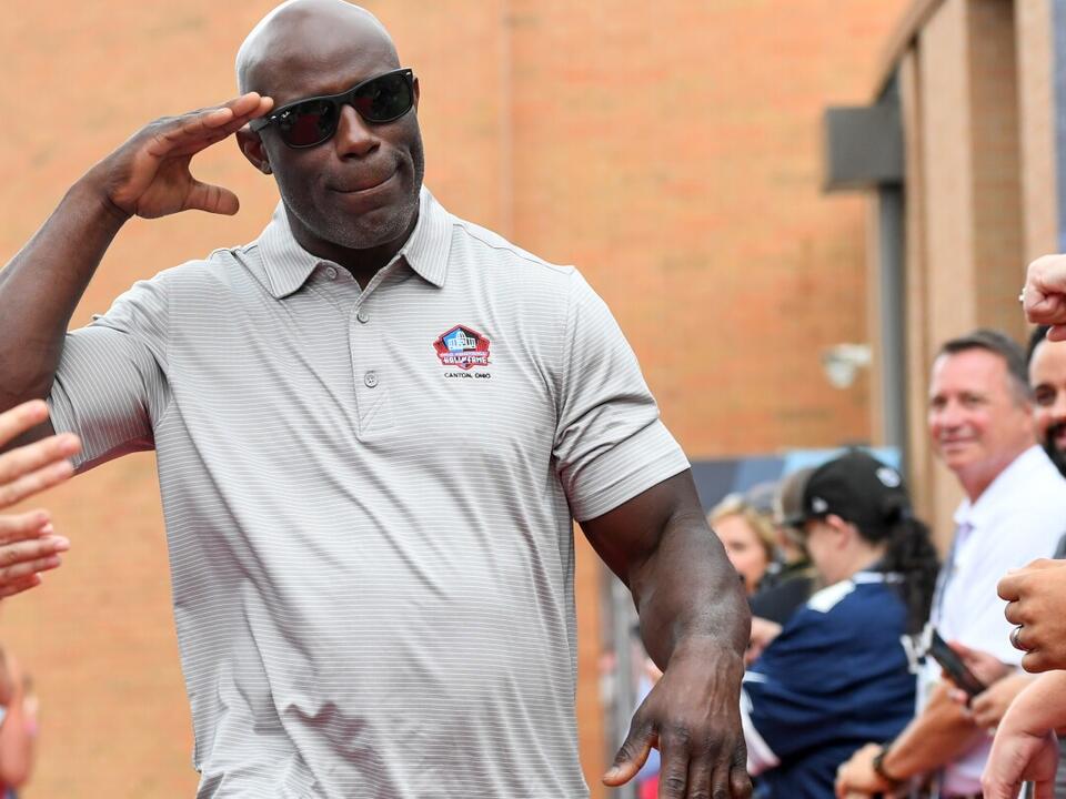 Terrell Davis says he was unjustly handcuffed, removed from flight