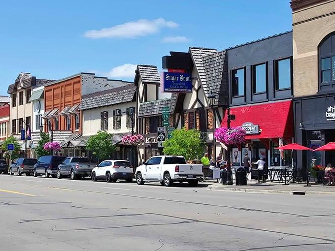 The Stunning Small Town In Michigan Where You Can Live On Nothing But ...