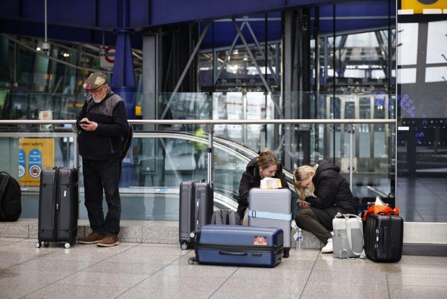Heathrow flight delays stretch into second day amid cyberattack - NewsBreak