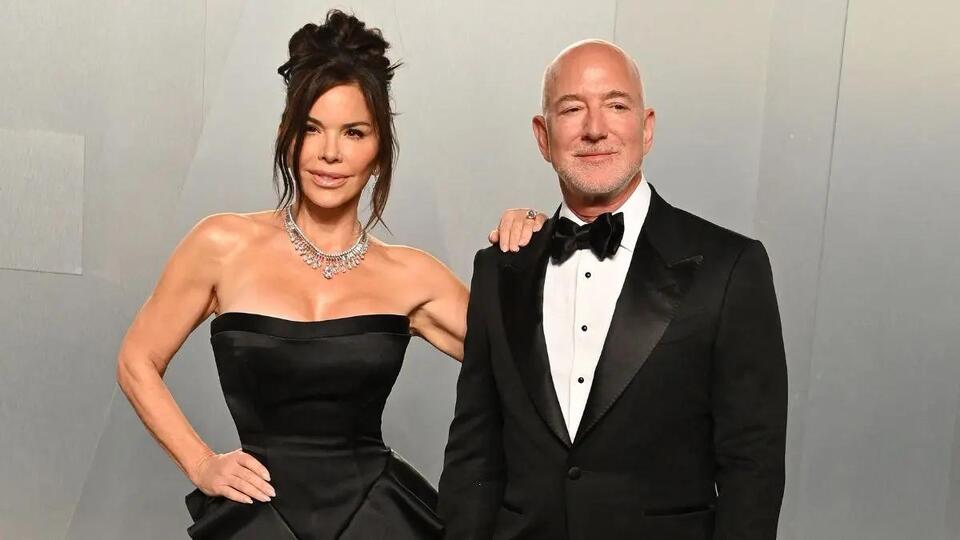 Jeff Bezos' Wife Lauren Sanchez Mocked for Pushing Billionaire Out of ...