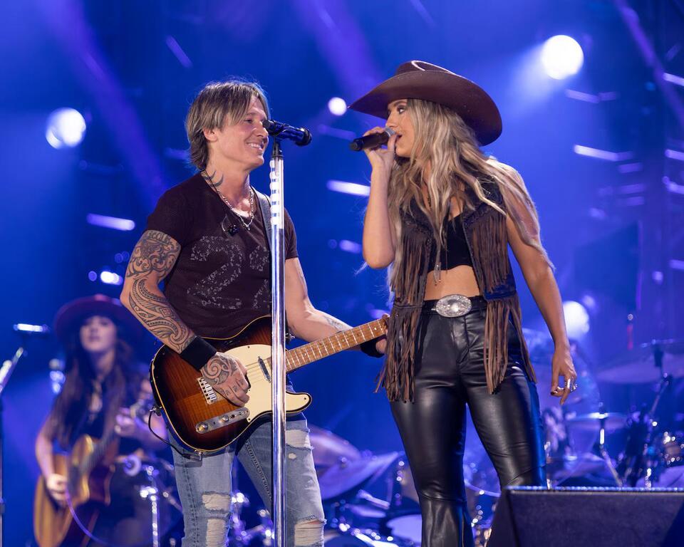 Country music star breaks silence after parting way with popular band ...