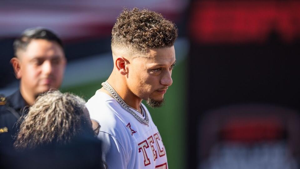 Patrick Mahomes’ Thanksgiving Turkey-Eating Method Earning the ‘Nasty ...