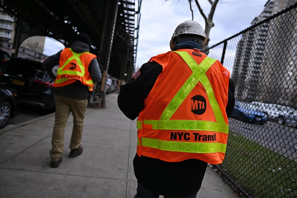 Horndog MTA workers engaged in on-the-clock hanky-panky, cozied up in ...
