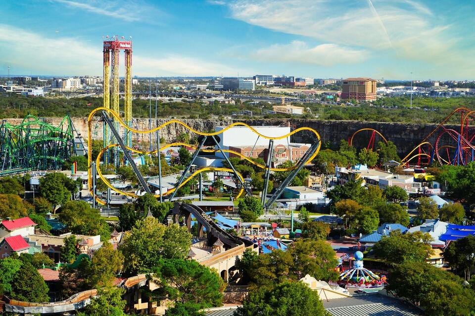 Wonder Woman Golden Lasso Coaster Halts Before Drop At Fiesta Tex ...