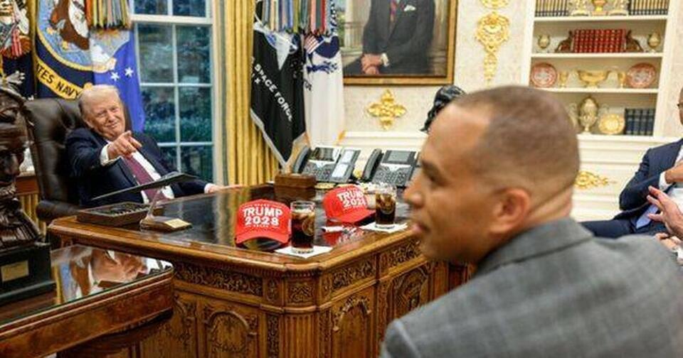 Trump's smug photos inside Oval Office as government shuts down ...