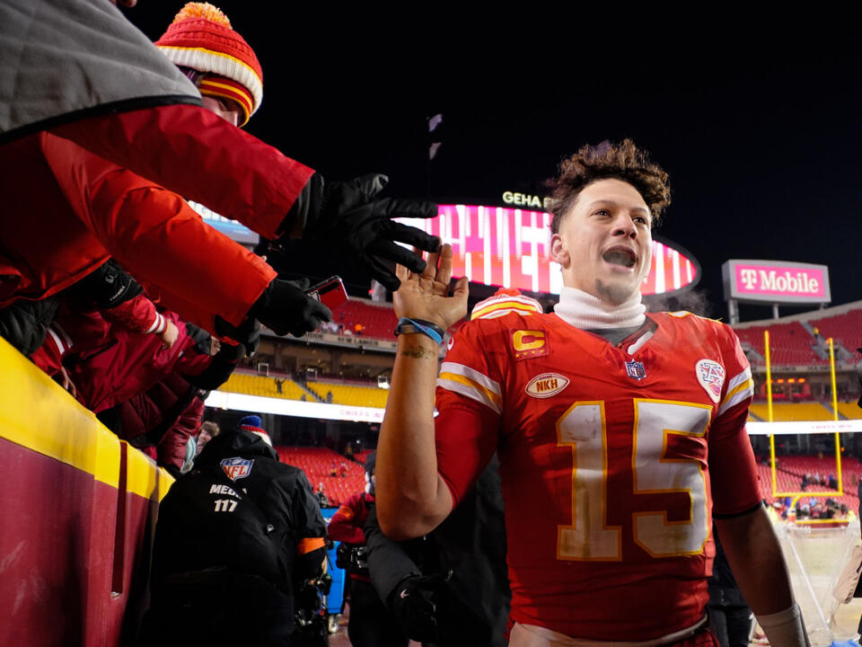 Kansas City Chiefs quarterback Patrick Mahomes meets soccer legend ...