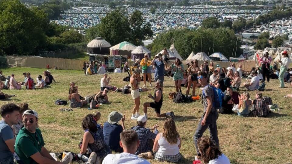 Man proposes during Glastonbury Festival and crowd joins in to ...