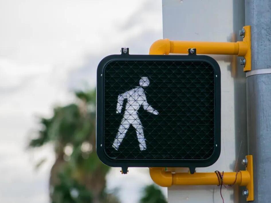 Walk signs should be automatic