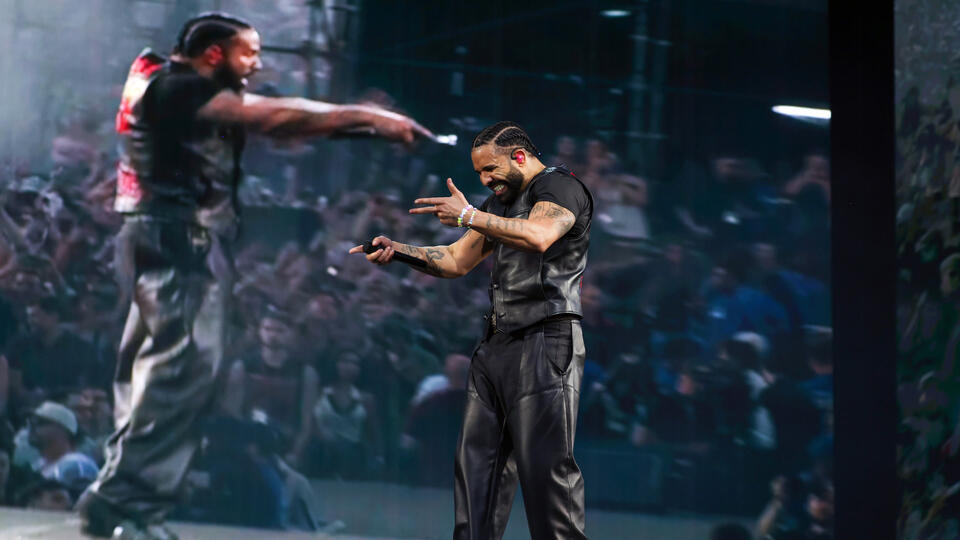 Drake After Yet Another Bra Makes It to Stage: 'Good God, I'm Taking ...