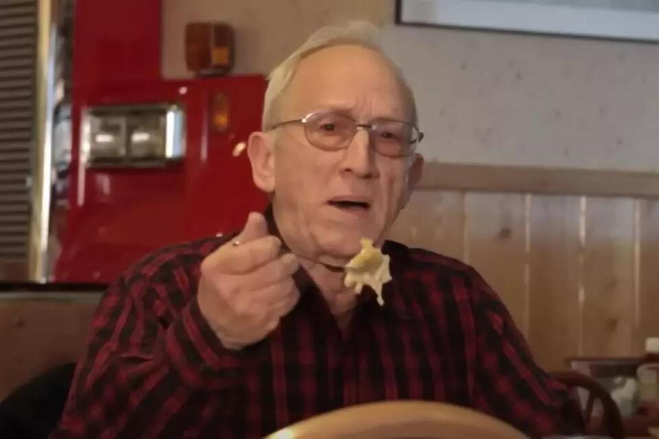 Man Who Went Viral for Flubbing ‘Buttery, Flaky Crust’ Line Dead at 86 ...