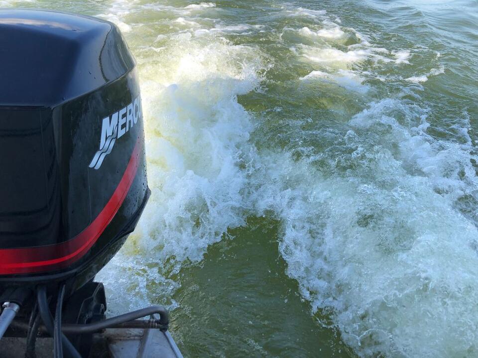 Chaska man dies after boat capsizes on Lake of the Woods - NewsBreak