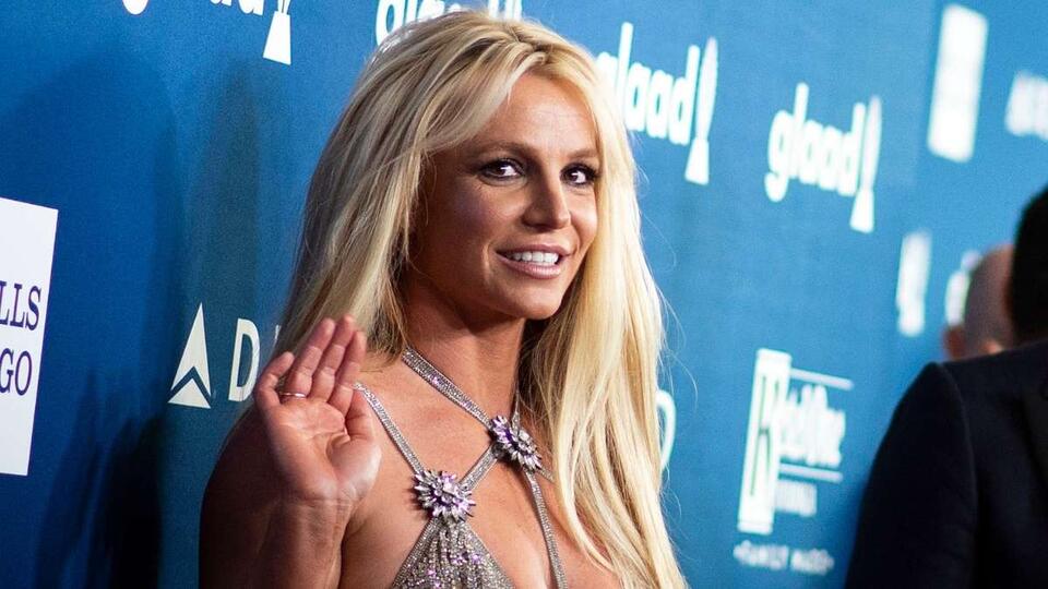 Britney Spears Flaunts Her Bold Pink Bathing Suit - NewsBreak