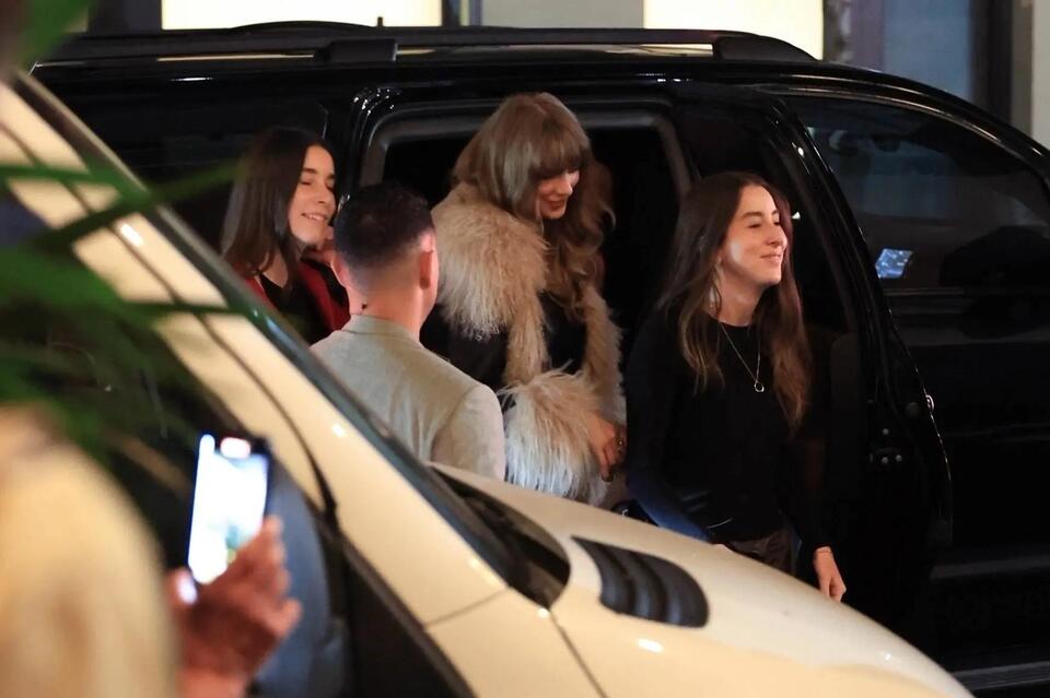 Taylor Swift has girls’ night out with mom Andrea, Kylie Kelce and Haim sisters in New Orleans ...