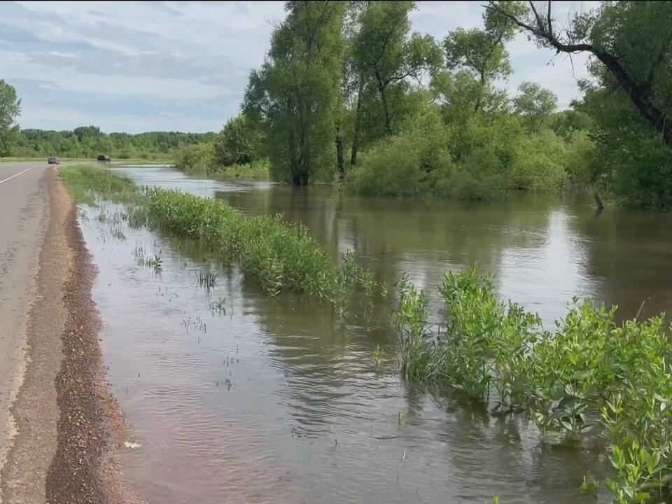 Minnesota River floods, closing roads in Carver County