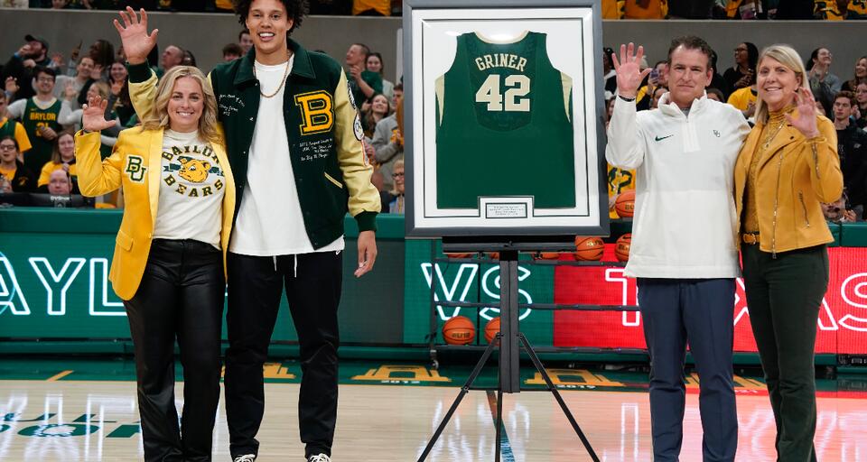 Baylor spotlights Nicki Collen’s Brittney Griner-themed outfit ahead of ...