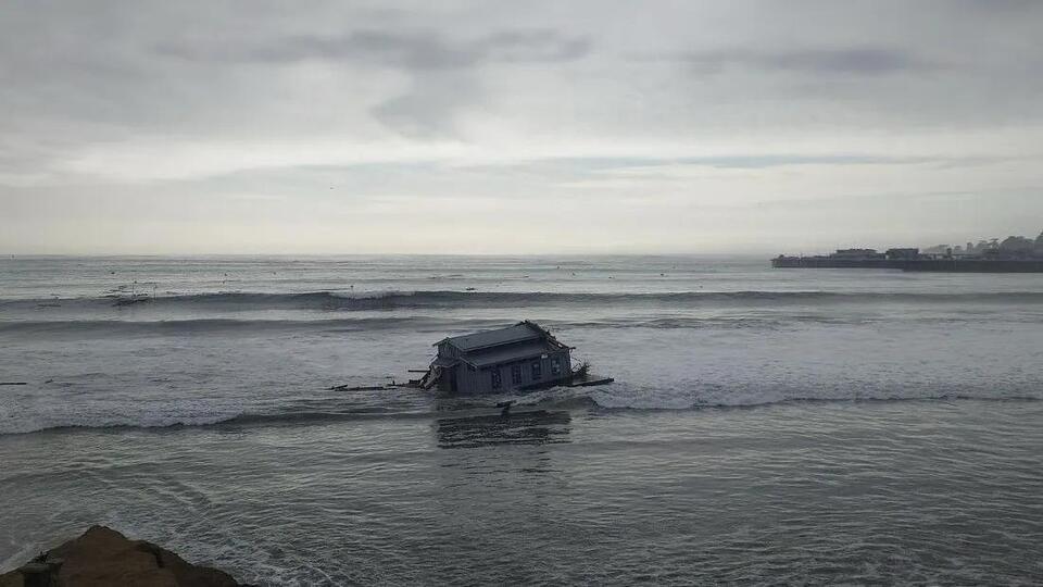 Portion of Santa Cruz Pier collapses as massive waves slam California ...