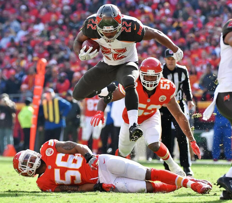Former NFL All-Pro running back Doug Martin died while in Oakland ...
