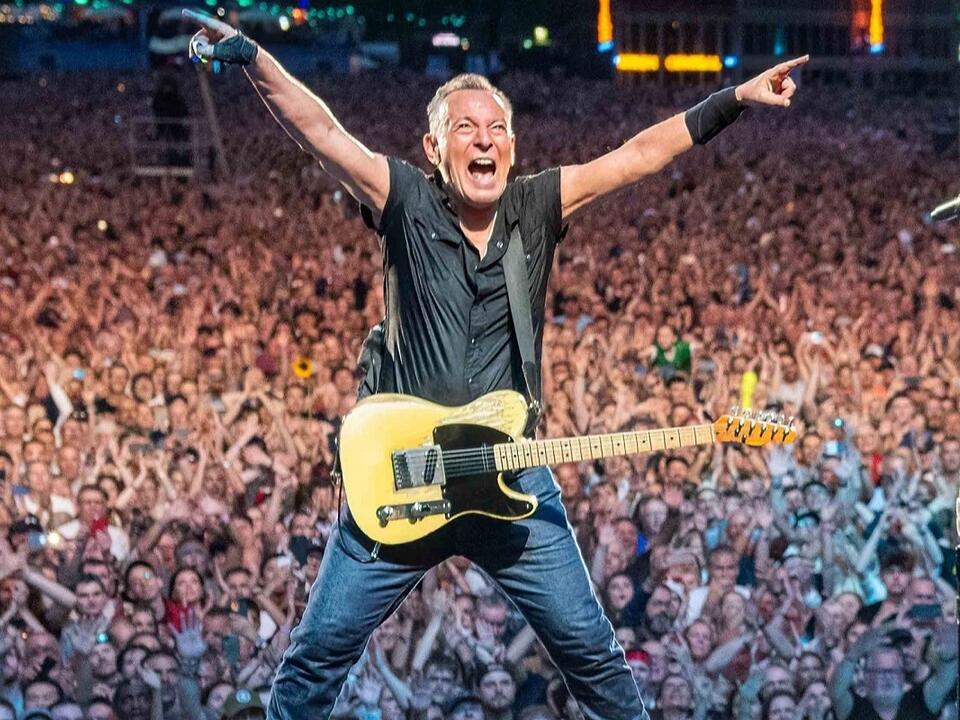 Bruce Springsteen Thanks Fans Who Serenaded Him After He Postponed ...