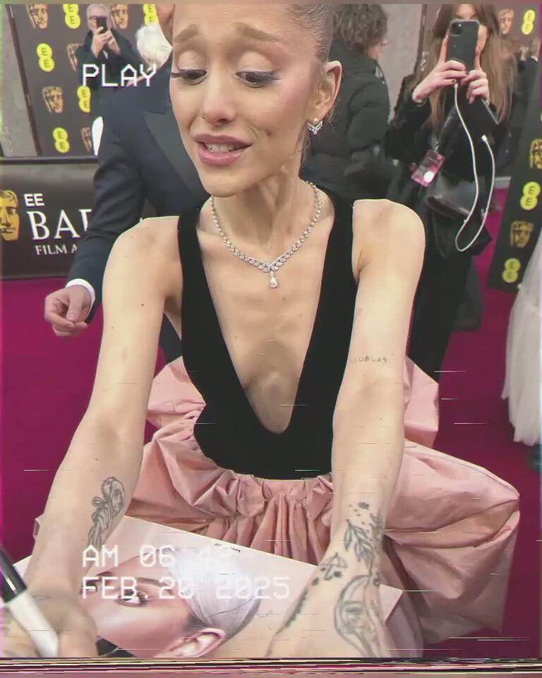 Recent photo of Ariana Grande.. What happened to her?? I'm genuinely ...