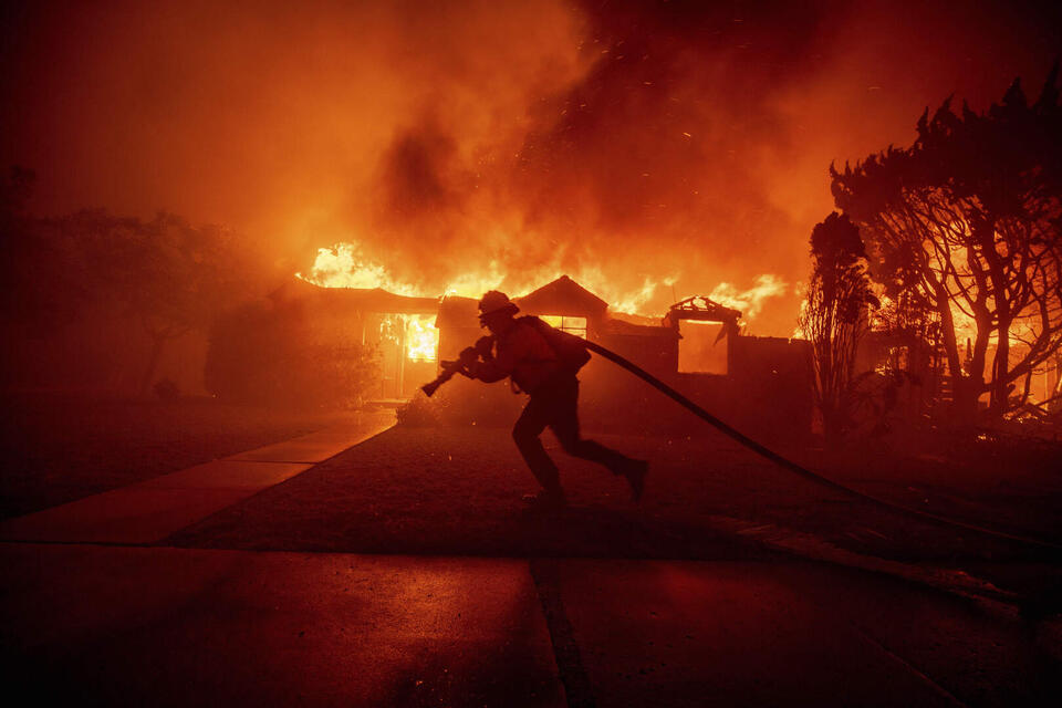 Fourth wildfire erupts in Los Angeles as flames rapidly spread - NewsBreak