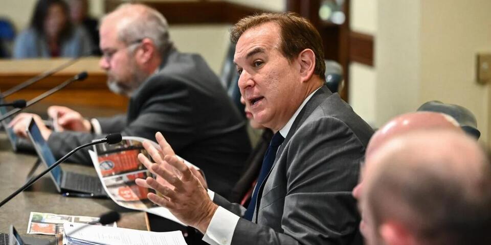 Stuart steps down from Senate to head to D.C. - NewsBreak