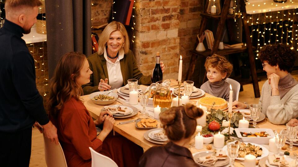 Time Together: 20 Ways To Make Family Dinners More Meaningful - NewsBreak