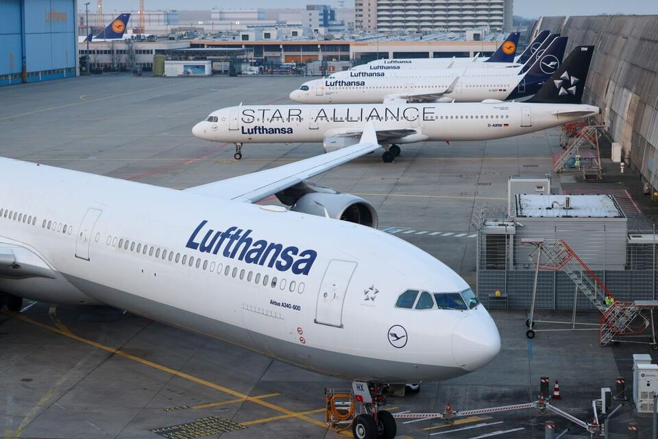 Lufthansa to Bundle Hub Airline Operations in Efficiency Push - NewsBreak