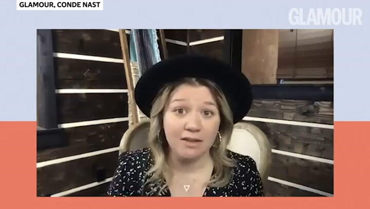 Kelly Clarkson has explicit reaction to a female fan’s suggestive sign ...