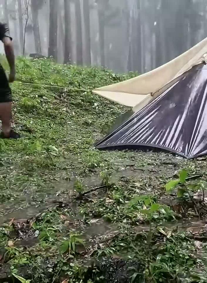 SOLO CAMPING HEAVY RAIN - BUILD SHELTER IN LONG HEAVY RAIN - ASMR Part ...