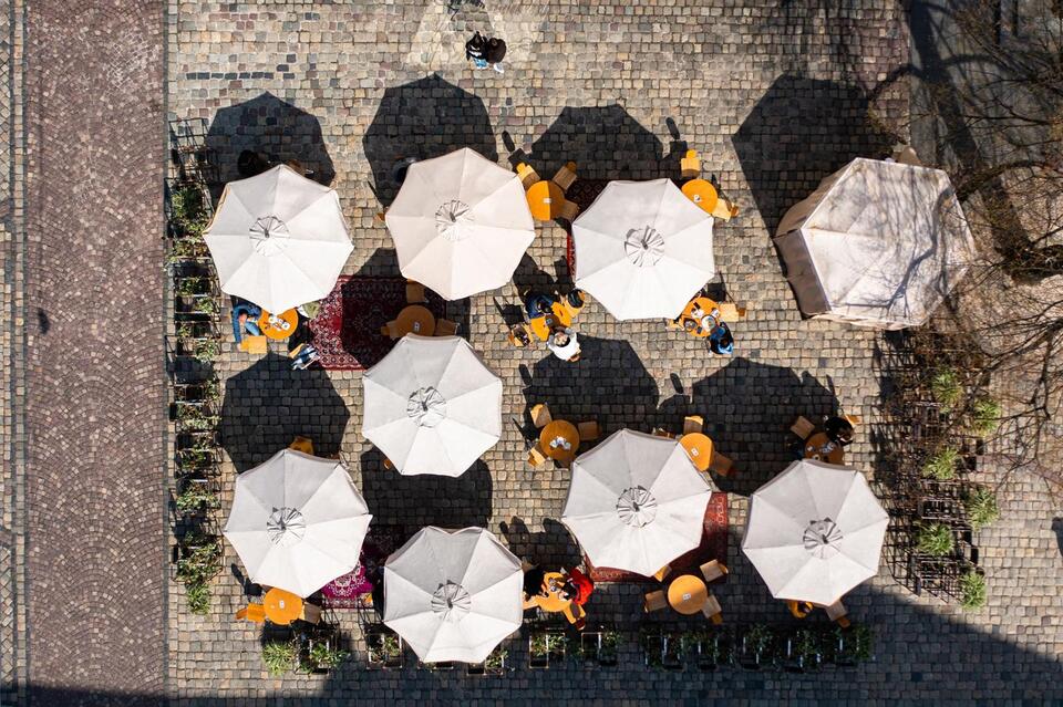 Woman killed by patio umbrella while dining at lakeside restaurant ...