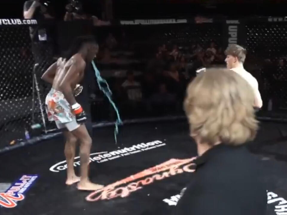 Video! Fighter projectile vomits gross blue puke, forces TKO stoppage ...