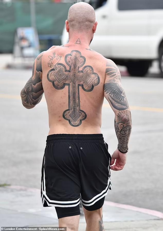 Tom Hanks' son Chet reveals all 70 of his tattoos after 'romancing' Kim ...