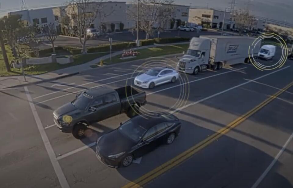 Video shows thieves boxing in commercial truck at intersection to steal ...
