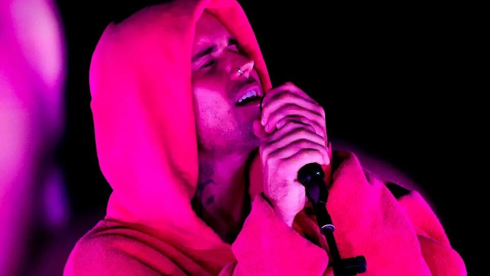 Justin Bieber Sends Love to Wife Hailey & Son Jack During Coachella Set ...