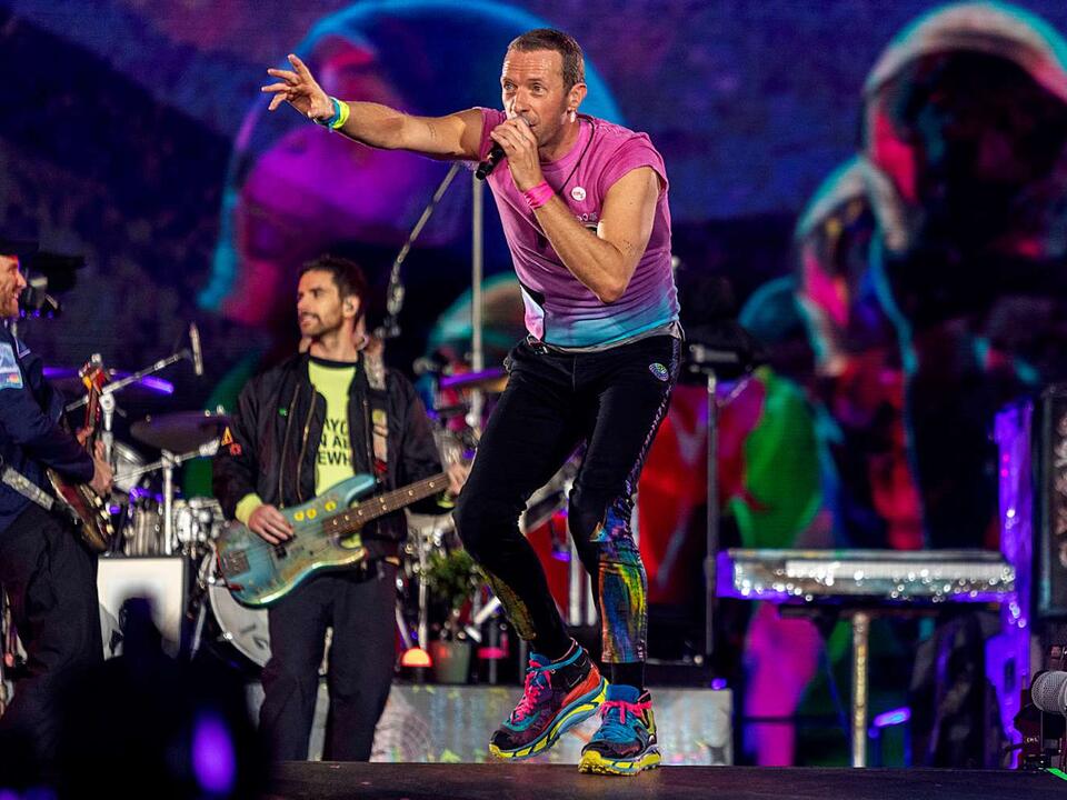 Coldplay's Chris Martin falls through stage trapdoor while in concert ...