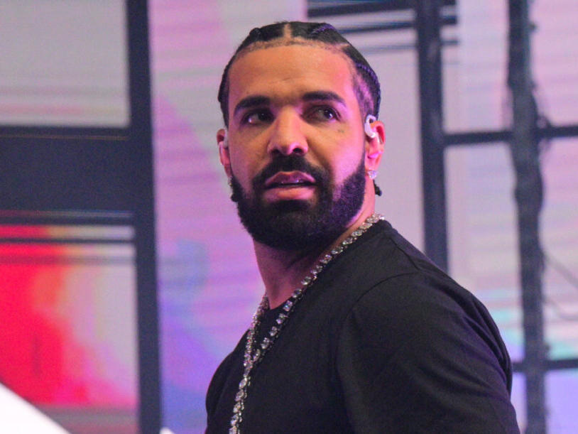 Drake Calls Out Fake Friends Following Ongoing Feud with Kendrick Lamar ...