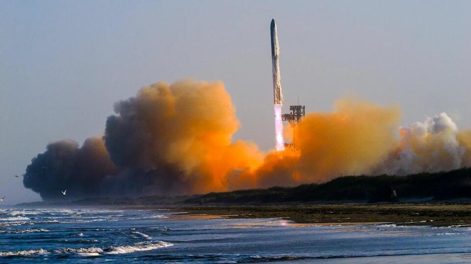 SpaceX blames Starship Flight 8 mishap on engine hardware failure ...