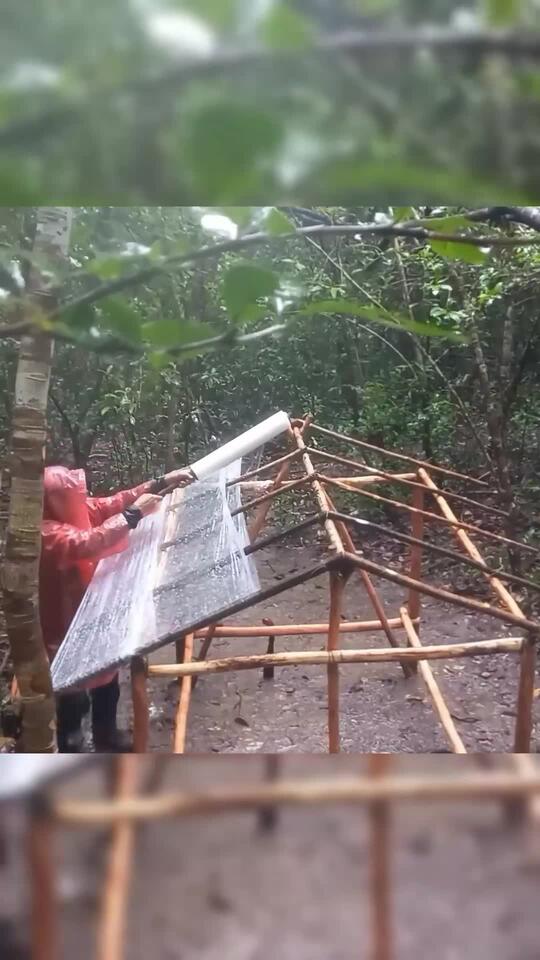 Cozy solo overnight and a snowy and cold off grid bushcraft build camp ...