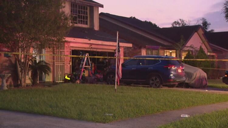 Woman, 3-year-old child critically hurt in northwest Houston house fire ...