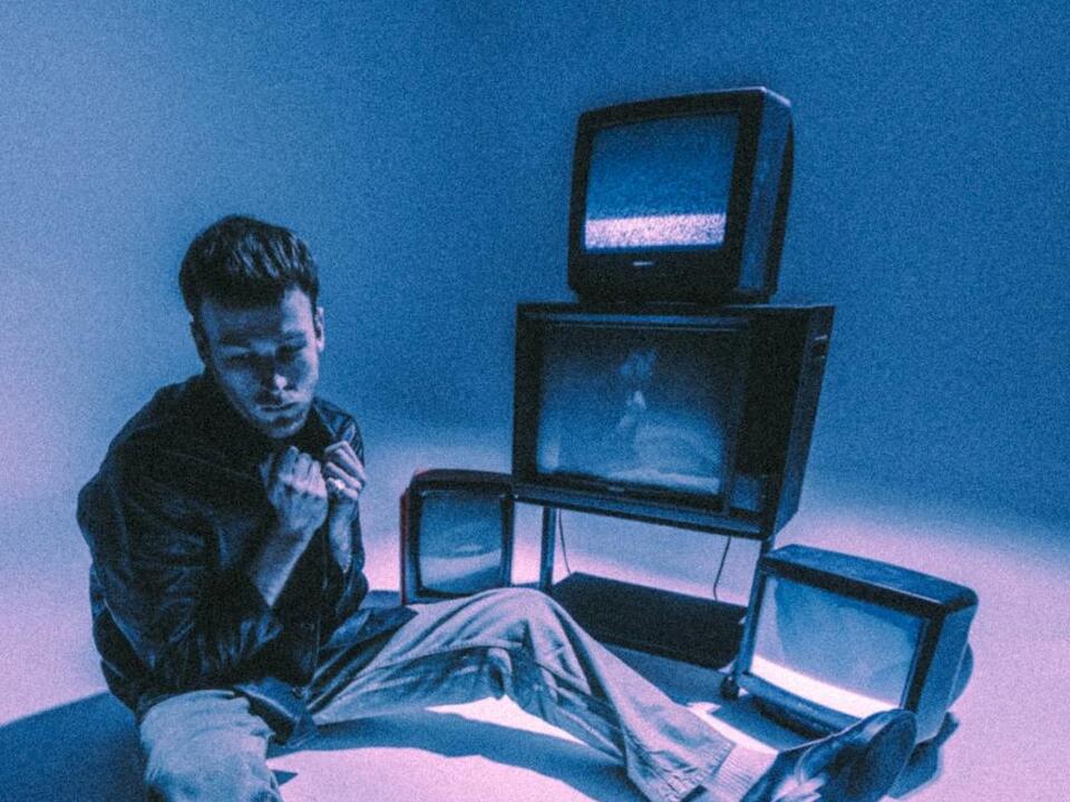 Jack Howard shares vulnerable yet empowering anthem "Falling"