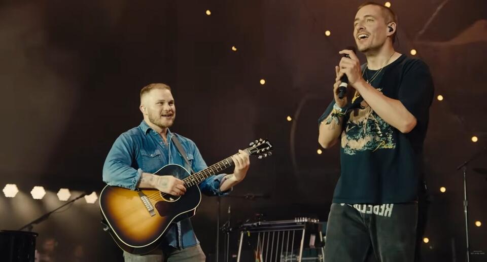 WATCH: Zach Bryan & Dermot Kennedy’s “Hey Driver” Duet Leaves 65,000 ...