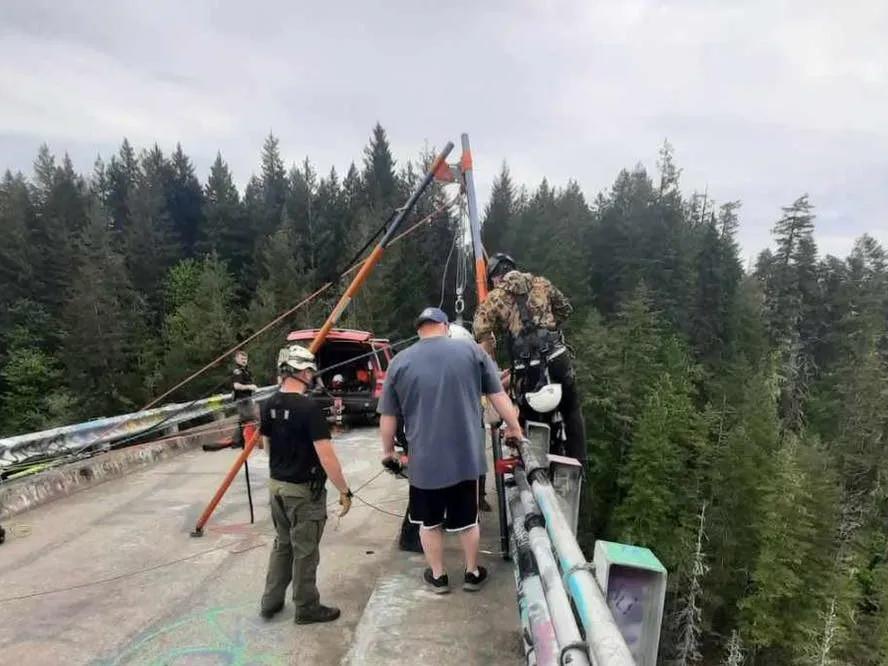 Washington hiker survives nearly 400-foot fall down canyon