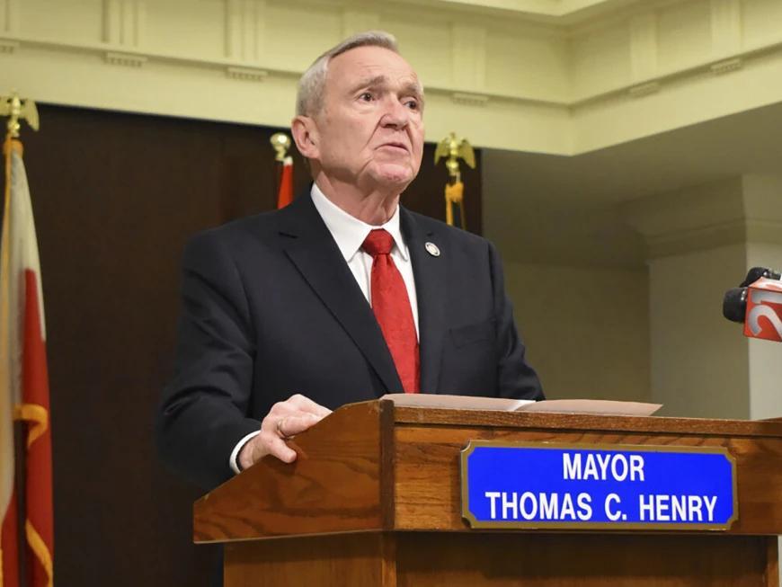 Fort Wayne Mayor Tom Henry dies after medical emergency amid cancer battle
