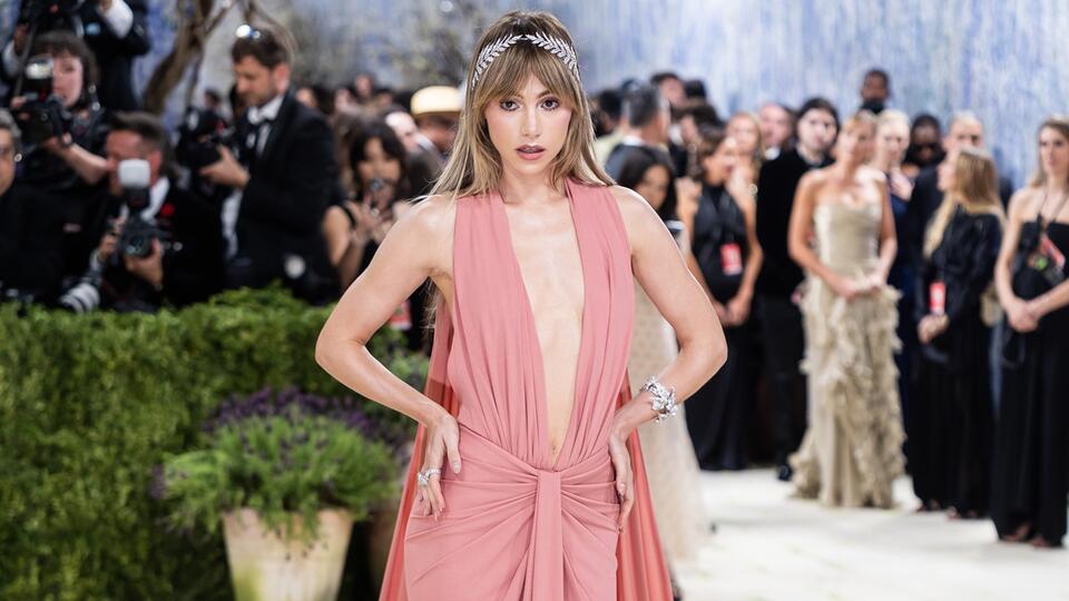 Suki Waterhouse’s Revealing Dress Leaves Little Room for Error - NewsBreak